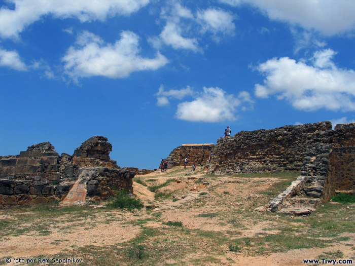 Tiwy.com - On the approaches to the Araya fortress.